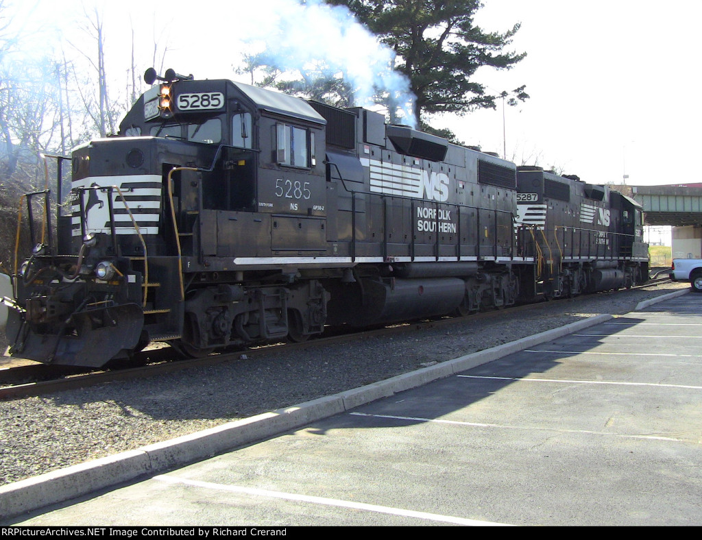 GP38-2s 5285 and 5287 on YPMO-R1